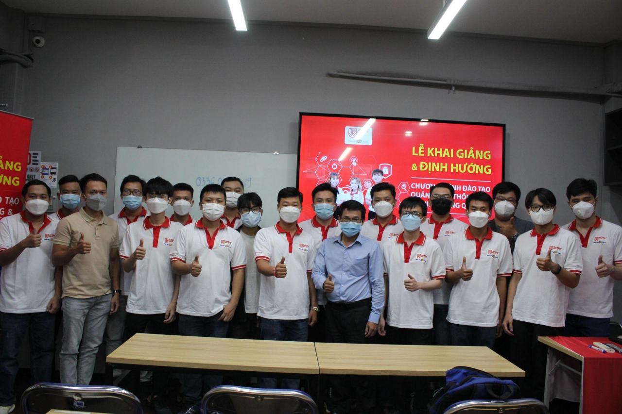 Chào đón tân sinh viên tại buổi lễ khai giảng FPT Jetking