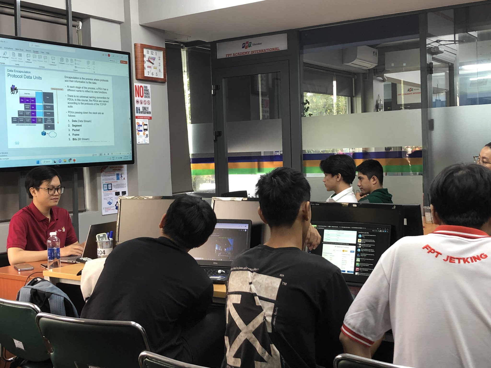 Cách Sinh Viên FPT Jetking Gia tăng kiến thức thực tế