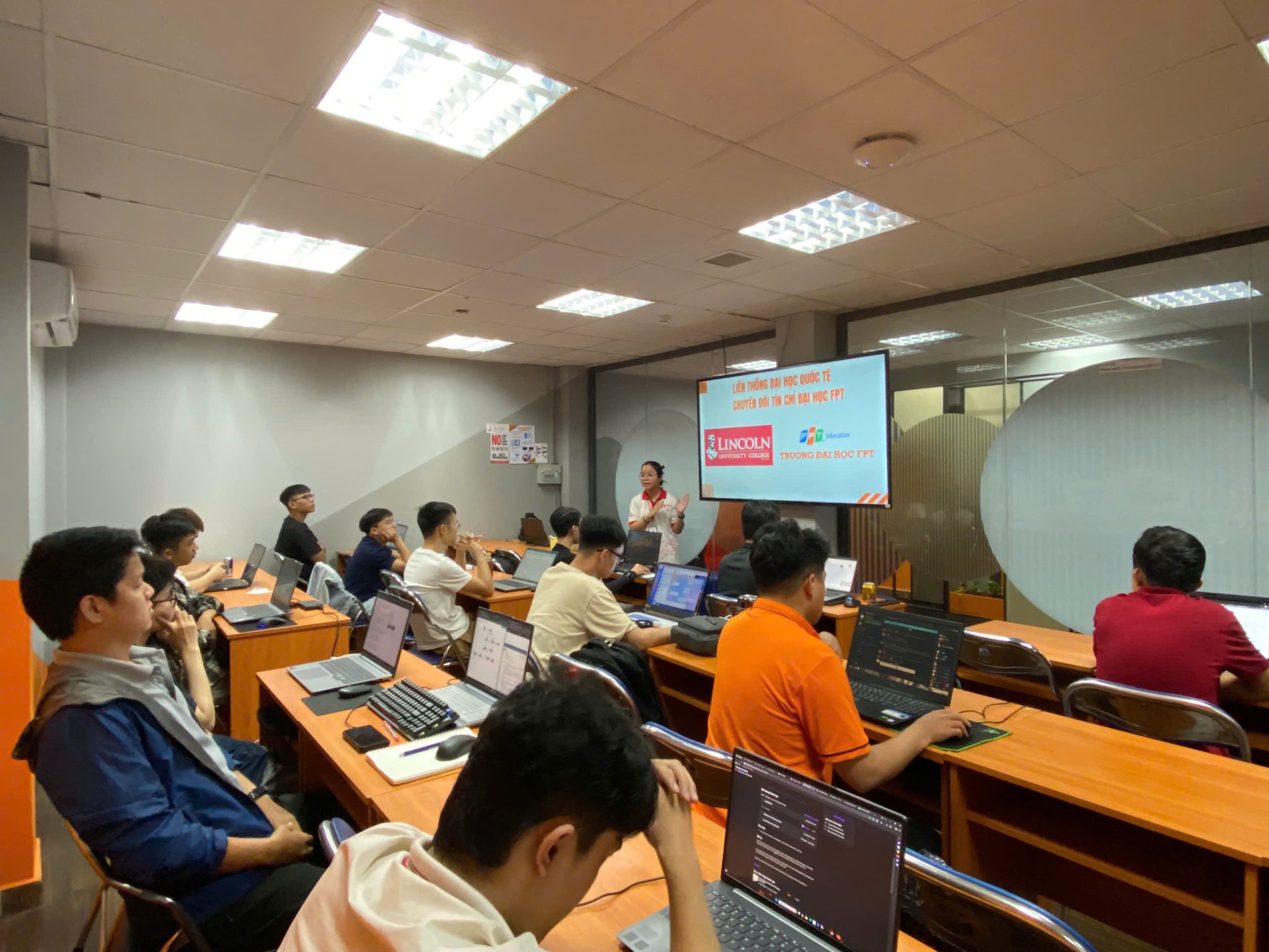 Tân sinh viên lớp J1.2510.E1 – FPT Jetking khởi động hành trình an ninh ...