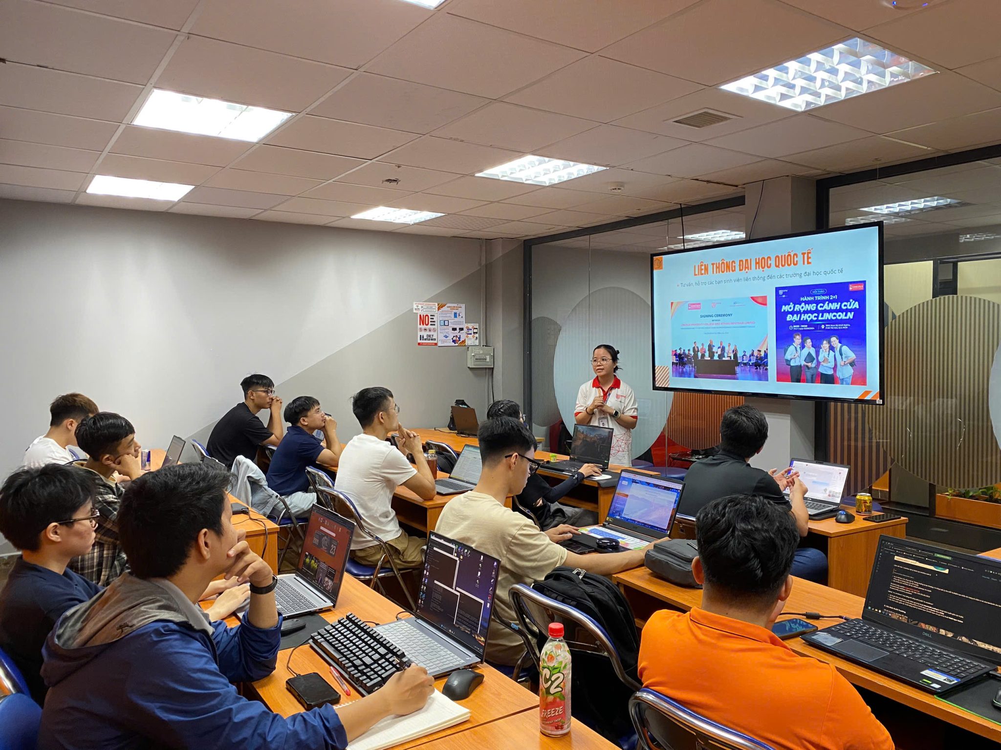 Tân sinh viên lớp J1.2510.E1 – FPT Jetking khởi động hành trình an ninh ...